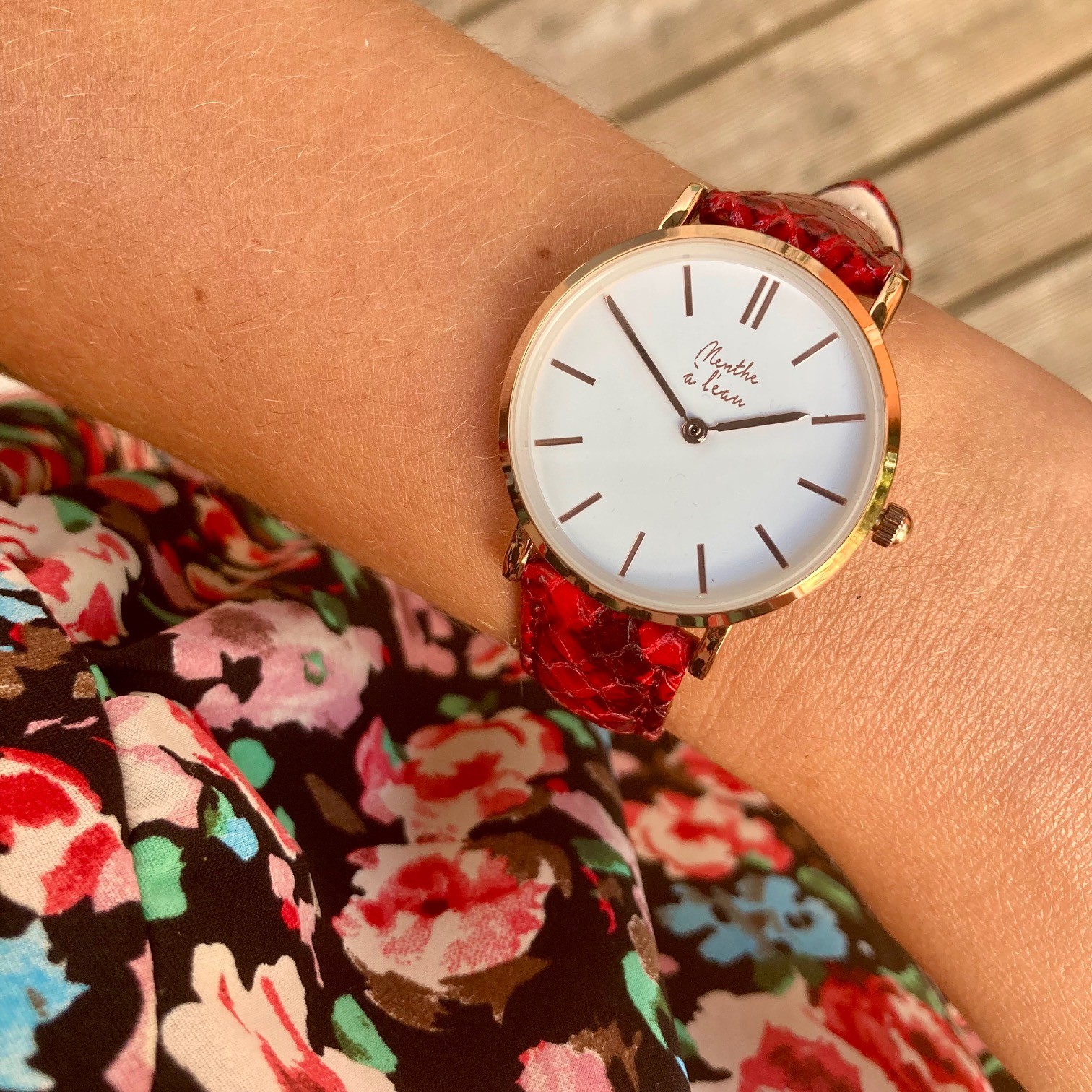 Montre Montre Femme La Véritable bracelet cuir python rouge fond bl...